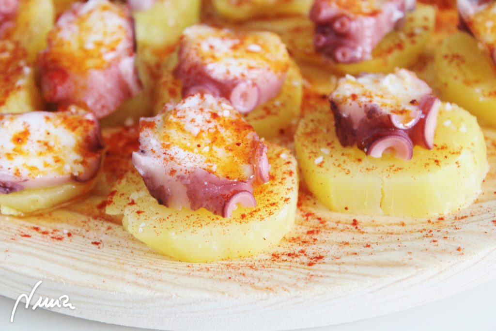 Pulpo a la gallega o a feira con cachelos - Azul Púrpura